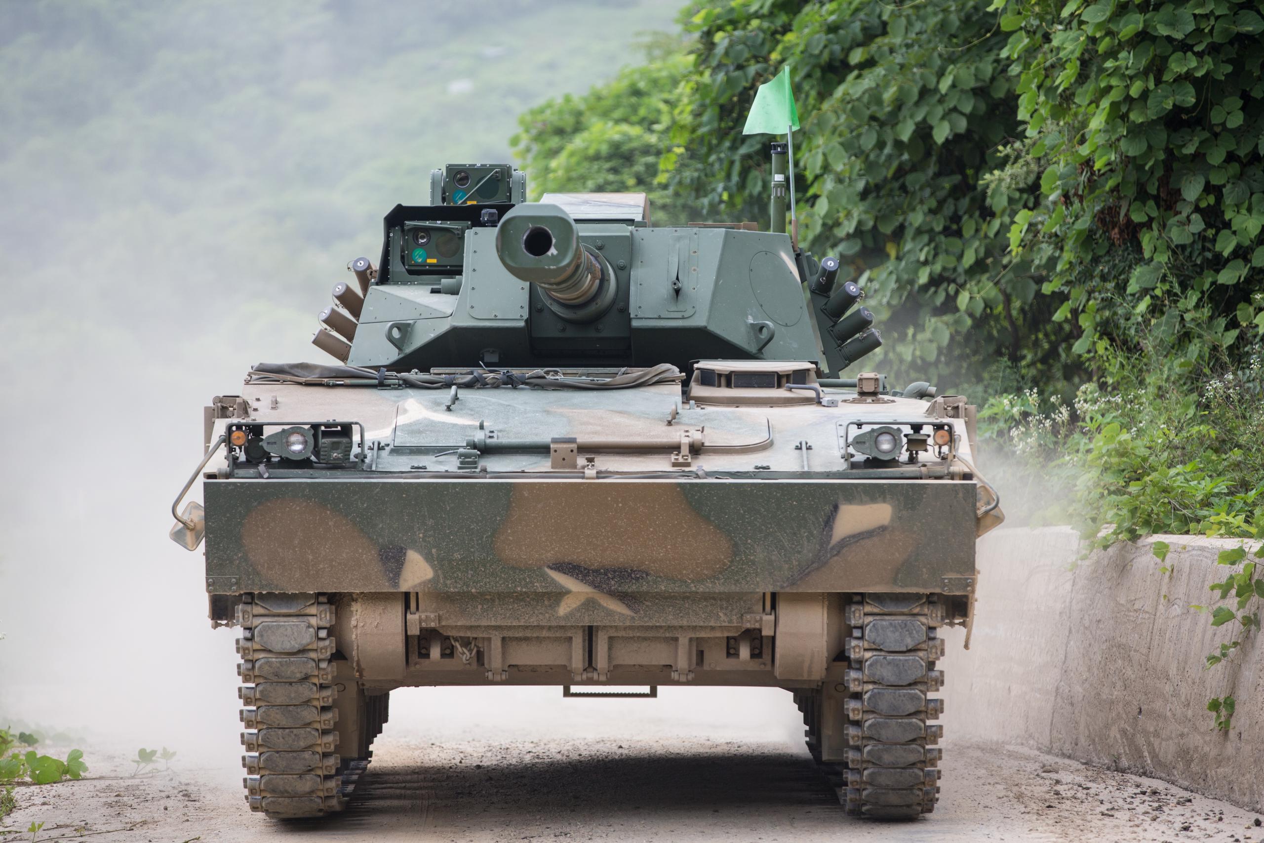 Le Cockerill CT-CV(TM) Weapon System (105 mm avancé) démontre avec ...